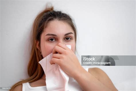 코 손수건을 불고 물 한 잔으로 알약을 복용 건강에 해로운 아픈 소녀 가정 생활에 대한 스톡 사진 및 기타 이미지 가정 생활 감기바이러스 감기와 독감 Istock