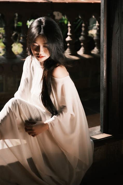 고요한 고전적인 표정 그림자 긴 머리 낭만적인 따뜻한 빛 러스틱 명상 적 목조 문화적 미묘한 미묘한 조명 발코니 부드러운 그림자 부드러운 빛