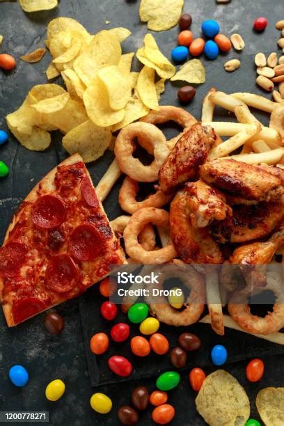 건강에 해로운 패스트 푸드 개념 양파 반지 피자 감자 튀김 바베큐 치킨 사탕 초콜릿 감자 칩 소금 땅콩 감자 요리에 대한 스톡 사진 및 기타 이미지 Istock