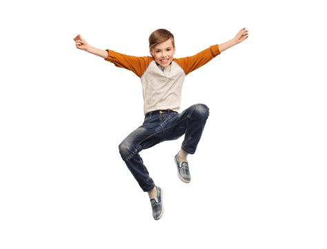 Concepto De Felicidad Infancia Libertad Movimiento Y Personas Feliz Niño Sonriente Saltando