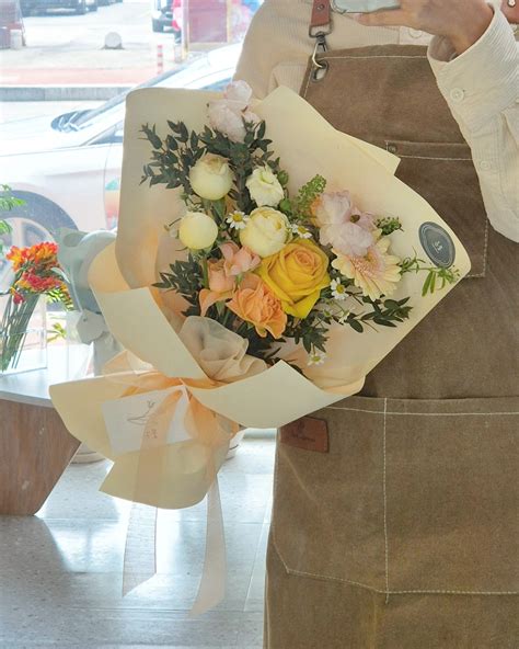 남원꽃집꽃의온기꽃온🌷 포근한 봄빛을 닮은 오늘의 꽃다발💐 은은한 핑크빛 카네이션과 화사한 화이트 거베라 산뜻한 그린 포인트까지🌿 마음까지 따뜻해지는 플라워 무드로