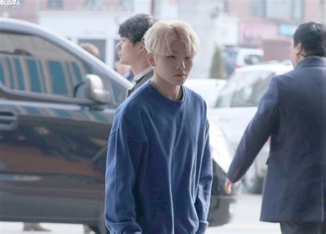 세븐틴 버논 갤러리 맨투맨 색깔도 너무 잘 어울리고💙 손매 넘나 씹덕 😝😝 하트만 보내도