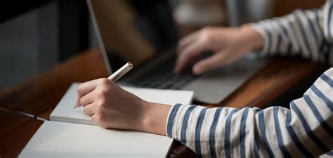 랩톱 컴퓨터에 입력하고 노트북에 아이디어를 작성하는 동안 자신의 프로젝트에서 작업하는 여성의 클로즈업 보기 개념에 대한 스톡 사진 및 기타 이미지 Istock