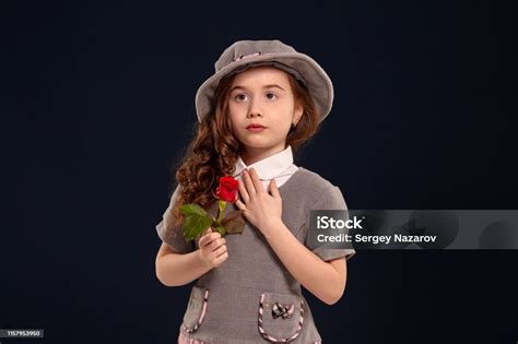 검은 배경에 포즈를 취하는 길고 곱슬 머리로 사랑스러운 어린 아이의 스튜디오 샷 갈색 머리에 대한 스톡 사진 및 기타 이미지 갈색 머리 감정 검은색 Istock