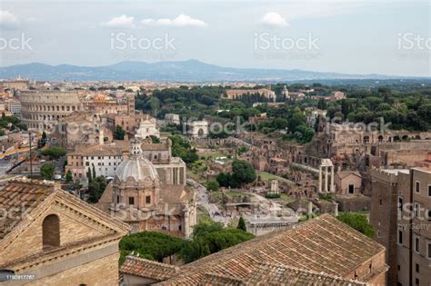 비토리아노에서 로마 포럼과 콜로세움이 있는 로마 의 파노라마 전망 공중 뷰에 대한 스톡 사진 및 기타 이미지 공중 뷰 로마 이탈리아 콜로세움 Istock