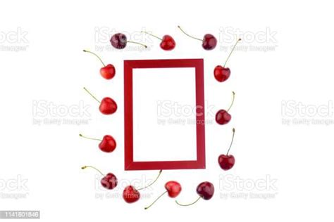 체리 프레임입니다 흰색 배경에 고립 된 잘 익은 큰 빨간 체리와 빨간색 사각형 프레임 체리 시즌 평면도 복사 공간 여름 열매 0명에 대한 스톡 사진 및 기타 이미지 Istock