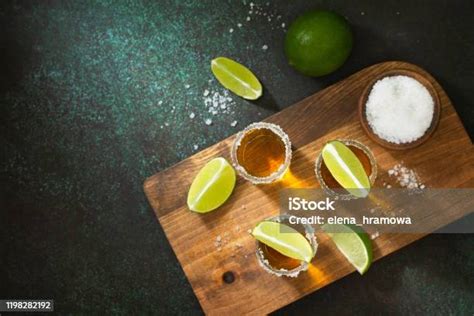 멕시코 골드 데킬라는 어두운 돌 배경에 라임과 소금으로 촬영 상단보기 평면 누워 배경입니다 공간을 복사합니다 0명에 대한 스톡 사진 및 기타 이미지 Istock