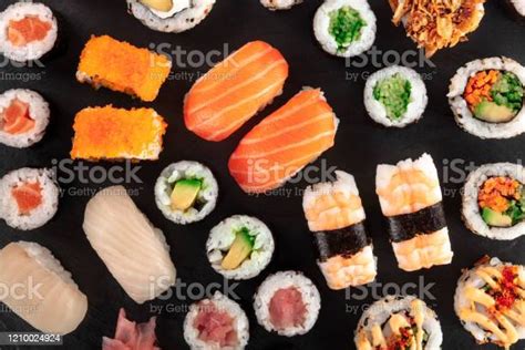 큰 초밥 세트 검은 배경에 위에서 촬영 다양한 마키 니기리 롤의 평평한 평신도 초밥에 대한 스톡 사진 및 기타 이미지 초밥