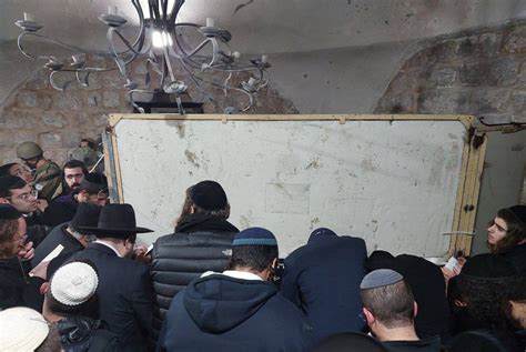 المركز الفلسطيني للإعلام On Twitter صور مستوطنون يقتحمون قبر يوسف