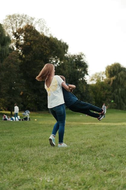 Madre E Hijo Jugando En El Parque Foto Gratis