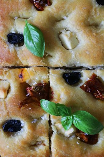 얇게 썬 수제 이탈리아 포카치아 빵 덩어리 녹색 올리브 햇볕에 말린 토마토 페타 치즈 바질 잎 장식 높은 전망의 풀 프레임 이미지 0명에 대한 스톡 사진 및 기타 이미지