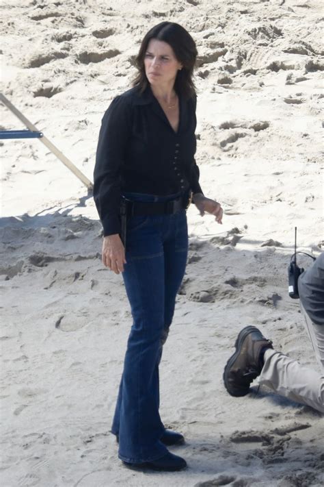 Neve Campbell Filming Set At The Beach In Malibu 09 20 2022 • Celebmafia