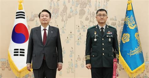 박안수 육군 제8군단장과 기념촬영하는 윤 대통령