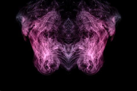 검은 색 고립 된 배경에 날개와 머리 얼굴과 눈의 모양에 공포의 형태로 다른 파란색 빨간색과 분홍색 색상의 연기 신비한 상징의 영혼과 유령 옷을 인쇄합니다 0명에 대한 스톡