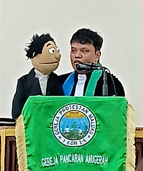 Pendeta Eklin Dan Boneka Di Mimbar Ajak Jemaat Pancaran Anugerah Belajar Dari Semut