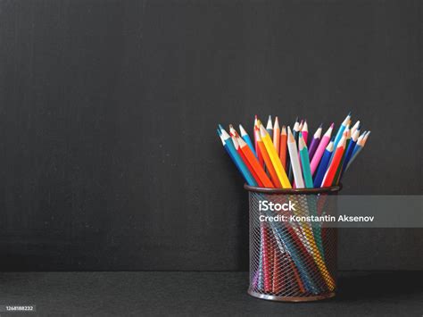 검은 색 배경에 컬러 연필연필이 있는 연필 케이스 다채로운 문구 학교 개념으로 돌아갑니다 복사 공간이있는 학교 칠판 0명에 대한 스톡 사진 및 기타 이미지 Istock