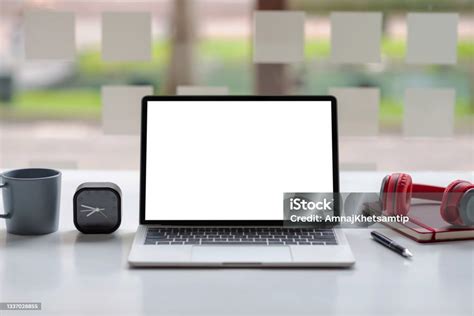 노트북 컴퓨터 빈 흰색 화면과 흰색 책상에 배치 헤드폰 모의 0명에 대한 스톡 사진 및 기타 이미지 0명 개념 개발