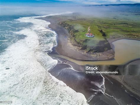 태평양 바다와 델타 강 모래 해변과 안개의 중간 파로 Carranza 등 대의 절벽에서 칠레 연안에 부서 지는 파도 공중 보기 0명에 대한 스톡 사진 및 기타 이미지