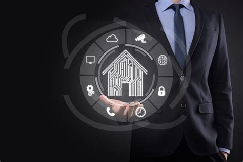 사업가는 집 아이콘을 잡고 있습니다 스마트 홈 제어 지능형 집 및 홈 자동화 앱 개념입니다 Pcb 디자인 및 스마트 폰을 사용하는 사람입니다 혁신 기술 인터넷