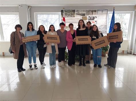 თბილისის N141 საჯარო სკოლის წარჩინებულ მოსწავლეებს პორტაბელური კომპიუტერები გადაეცათ ეტალონი