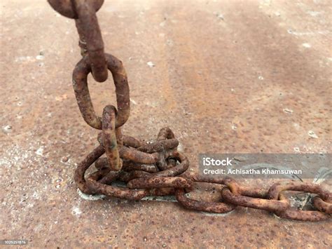 야외 보기 더러운 지상 및 지상에 배치 하는 고 대 녹슨 체인의 갈색 색상을 닫습니다 갈색에 대한 스톡 사진 및 기타 이미지 갈색 강철 개념 Istock