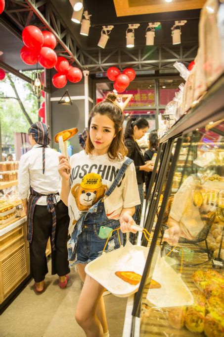 战旗直播美厨娘徐cake一周年庆粉丝福利网友：激动 搜狐娱乐