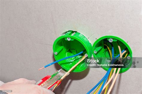 전기 기술자가 전기 콘센트를 설치하기 위해 건식 벽면에 콘센트 상자를 설치합니다 주택 개조 건설 산업에 대한 스톡 사진 및 기타 이미지 Istock