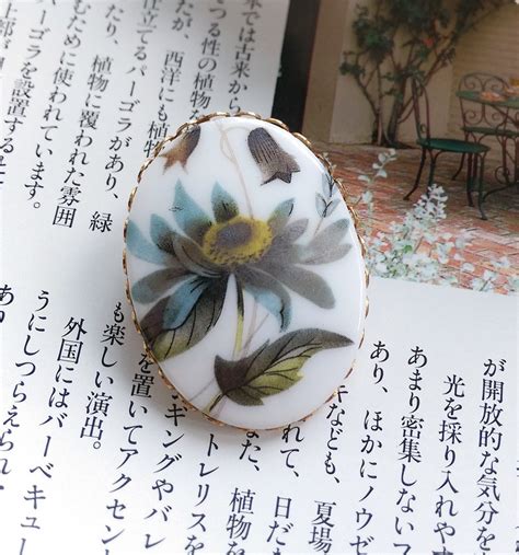 【美國西洋古董飾品】典雅藍灰調 花卉 別針 胸針 老時光角落｜徽章別針人氣榜 Pinkoi