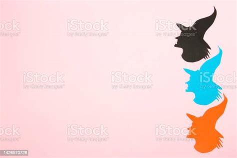 분홍색 배경의 오른쪽에있는 3 개의 마녀 머리 복사 공간 창조적 인 할로윈 개념 평평한 누워 종이 공예 옆 0명에 대한 스톡 사진 및 기타 이미지 Istock
