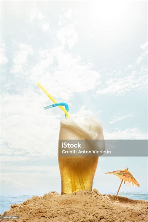 가벼운 거품이 많은 맥주 바다와 하늘 배경의 모래에 서있는 유리의 이미지 여름철 추위 넘쳐 1위에 대한 스톡 사진 및 기타 이미지 Istock