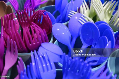 클로즈업 선명한 파란색과 보라색 색상 플라스틱 도자기 포크와 플라스틱 컵에 숟가락 0명에 대한 스톡 사진 및 기타 이미지 0명 개체 그룹 근거리 초점 Istock