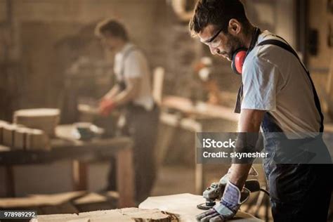 젊은 목수 나무의 조각에서 작업 하는 동안 샌 더를 사용 하 여 Diy에 대한 스톡 사진 및 기타 이미지 Diy 가구 건설 산업 Istock