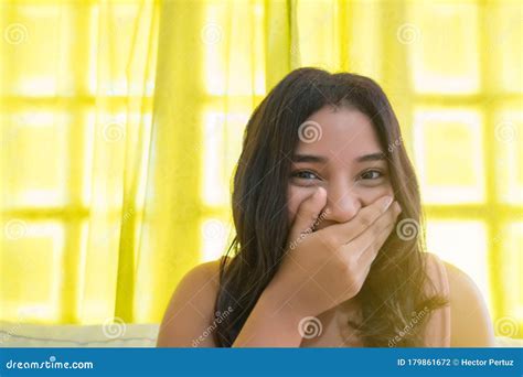 Latina Feliz Sonriente Con Las Manos En La Boca Foto De Archivo Imagen De Ojos Boca 179861672