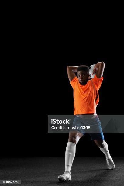 검은 색 배경에 고립 된 재생 한 아프리카 계 미국인 축구 선수 스포츠의 개념 20 24세에 대한 스톡 사진 및 기타 이미지 20 24세 개념 경기 스포츠 Istock