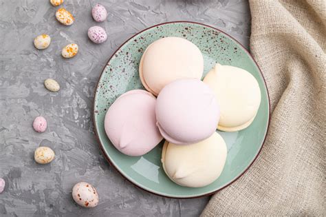 회색 콘크리트 배경과 린넨 직물에 커피와 드래그 한 잔과 컬러 제퍼 또는 마시멜로 상단 보기 평평한 평지 클로즈업 개념에 대한 스톡 사진 및 기타 이미지 Istock