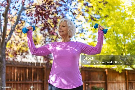 적합 하고 활동적인 성숙한 노인 성인 여성 건강 한 생활 사진 시리즈 필라테스에 대한 스톡 사진 및 기타 이미지 필라테스
