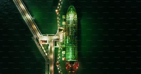 운송을 위해 정유소에서 바다의 기름 브리지에서 기름을 적재하는 유조선 사진 Unsplash의 태국 이미지