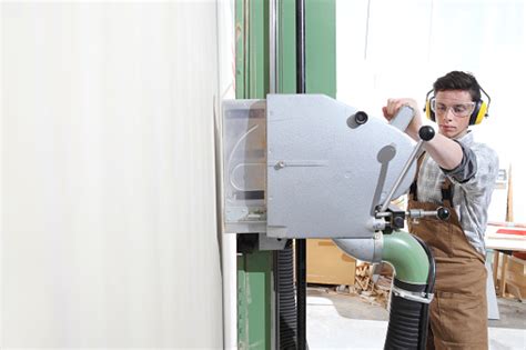 목수 남자 작업 목수 수직 원형 톱 기계로 나무 패널을 잘라 귀 머프 및 안경 보호 가구에 대한 스톡 사진 및 기타 이미지 가구 각도 건물 외관 Istock