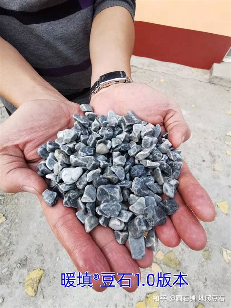在北京地暖回填 用暖填豆石 没棱角 才能保护地暖管道 知乎