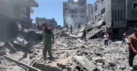 이스라엘 가자 난민촌 또 공습 40여 명 사망 대규모 반전 시위