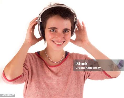 젊은 성인 여자 짧은 머리 빨간 가기 다른 포즈 흰색 바탕에 파란색 청바지와 다양 한 표정 격리 하지 20 29세에 대한 스톡