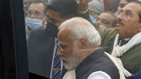 Pm Modi Performs Last Rites Of His Mother Heeraben In Gandhinagar