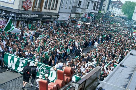 Werder Bremen Feiert Klassenerhalt Die Besten Fotos Vom Fanmarsch