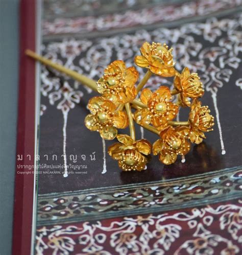 ดอกไม้ไหว ในปี 2024 เครื่องประดับโบราณ เครื่องประดับ พลอย