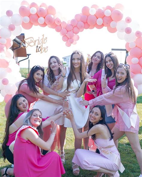 Ето я бъдещата булка Вики от Един за друг с грандиозно моминско парти в розово СНИМКИ За