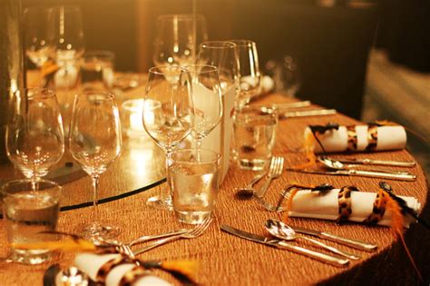 병 와인 와인 유리 포크 숟가락과 크리스마스와 새해 파티에서 황금 빛나무 테이블에 인사말 카드 장식 계절에 대한 스톡 사진 및 기타 이미지 Istock