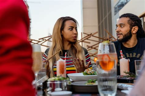 가장 친한 친구 걱정 없는 경로 고요한 관광객 남성 남자 대화 도로 라이프스타일 로드 트립 모험 목적지 바다 방랑벽 밴 봄 방학 서로를