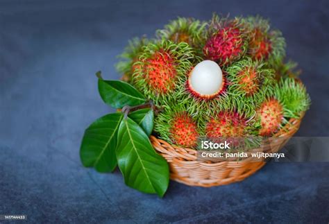 신선하고 잘 익은 람부탄 달콤한 열대 과일 껍질을 벗긴 람부탄과 바구니에 잎 정원 람부탄 나무에서 수확 램부탄 과일 건강한 식생활에 대한 스톡 사진 및 기타 이미지 Istock
