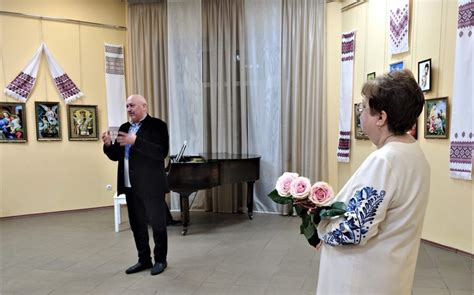 Виставку вишитих робіт представляє ковельчанка Ольга Руднік