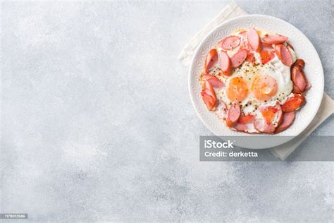 테이블에 접시에 계란 소시지와 토마토 튀김 풍성한 수제 아침 식사 회색 콘크리트 배경입니다 공간을 복사합니다 0명에 대한 스톡 사진 및 기타 이미지 Istock